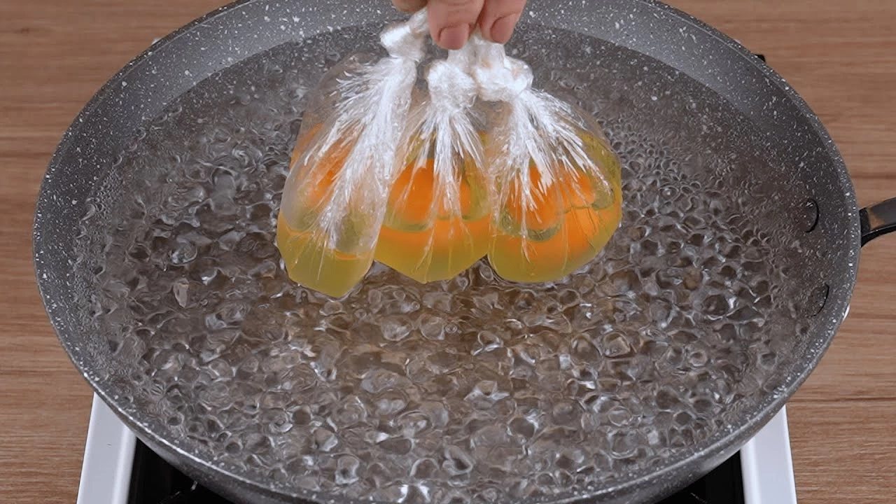 دیگه تخم مرغ را با پوست آب پز نکنید / روشی سریع برای پخت تخم مرغ با پلاستیک